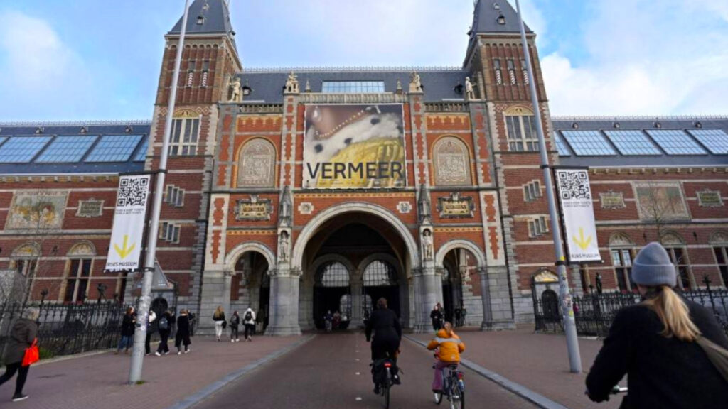 Spot the Flying Dutchman: Amsterdam's Treasure Hunt & Tour - Narratologies